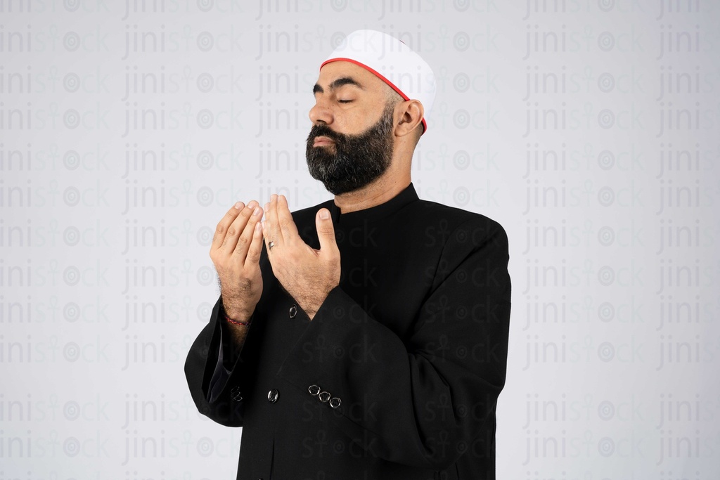 portrait for a Muslim sheikh praying with doaa | Jini Stock