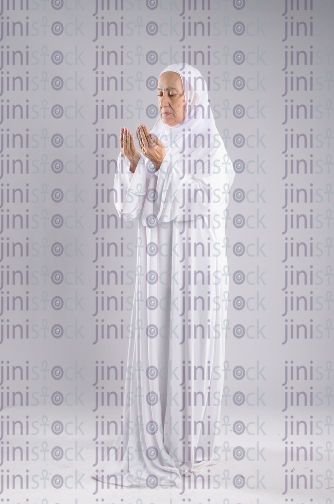 Old Egyptian woman praying | Jini Stock