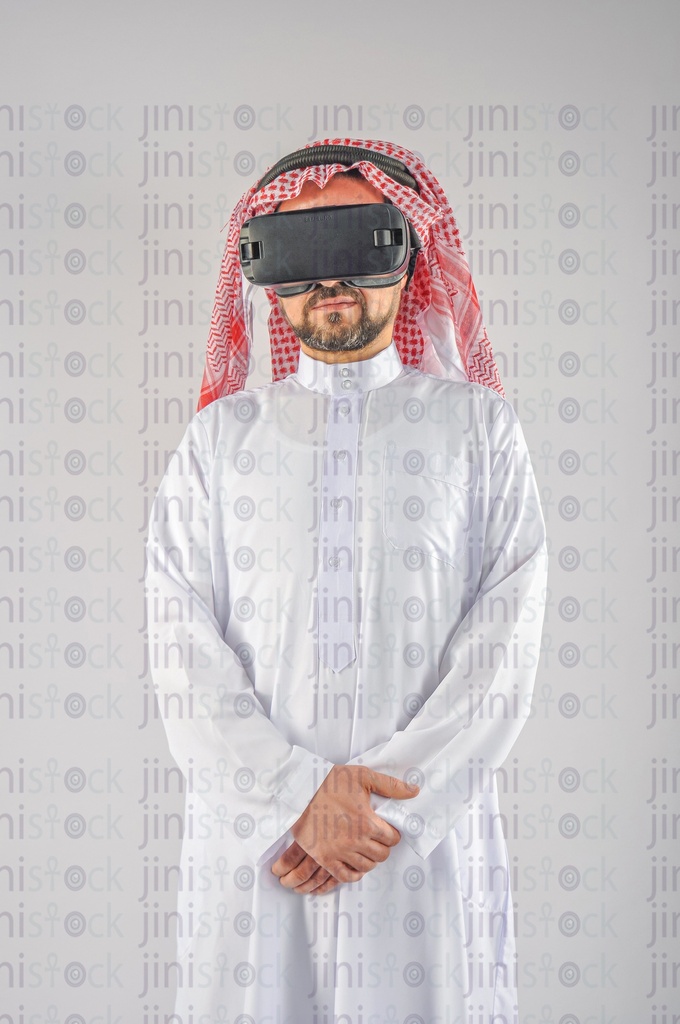 Khaliji man Saudi Arabian or Emirati or A man from the Gulf wearing VR ...