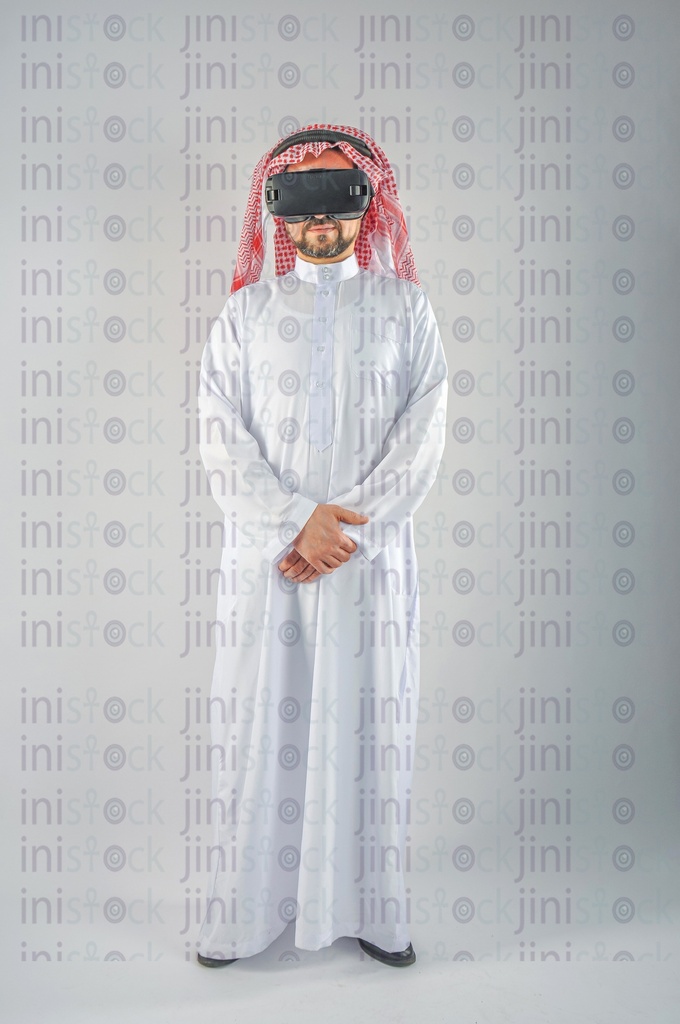 Khaliji man Saudi Arabian or Emirati or a man from the Gulf wearing VR ...