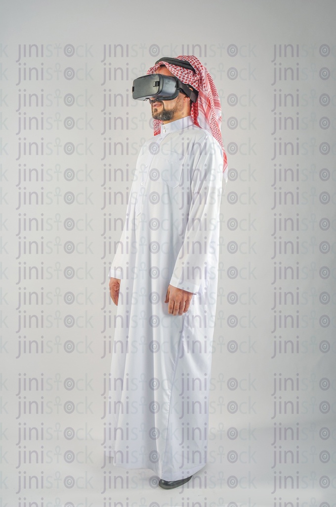 Khaliji man Saudi Arabian or Emirati or A man from the Gulf wearing VR ...